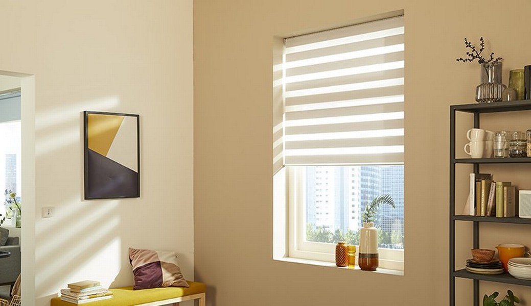 Tranquillité assurée avec le store intérieur électrique connecté | Somfy